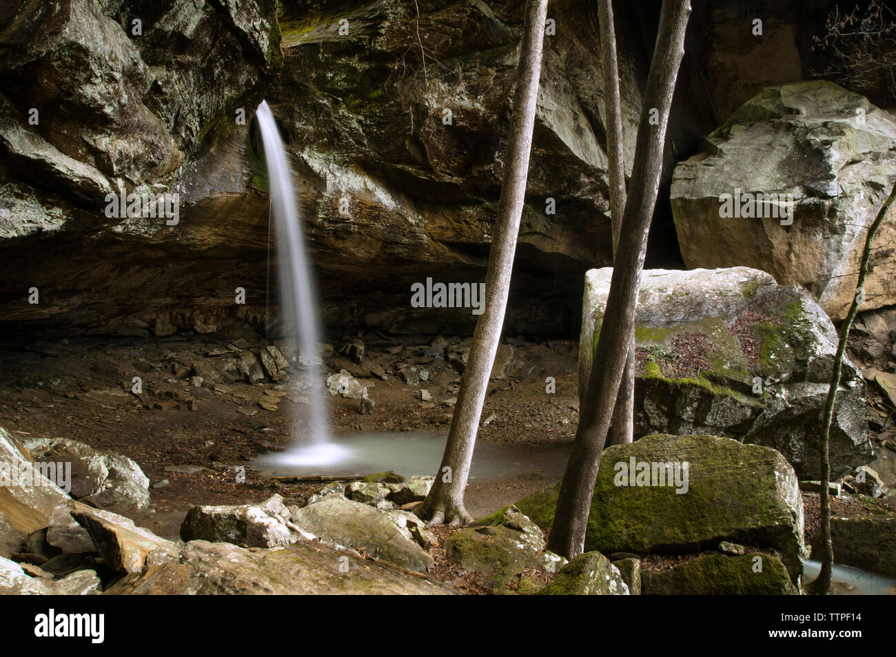Water flowing into rocks hi-res stock photography and images - Alamy