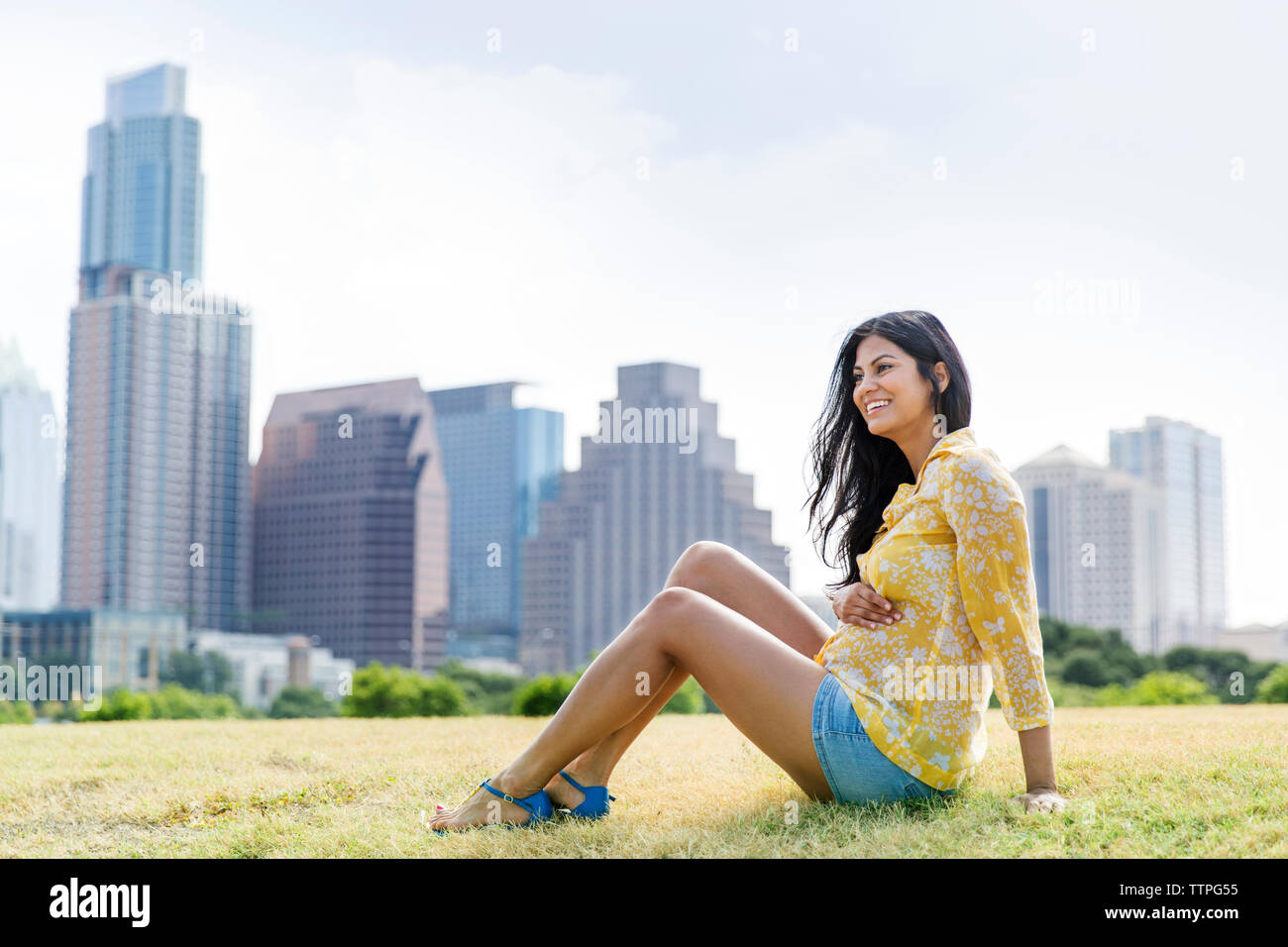 Woman sitting side view shorts hi-res stock photography and images - Alamy