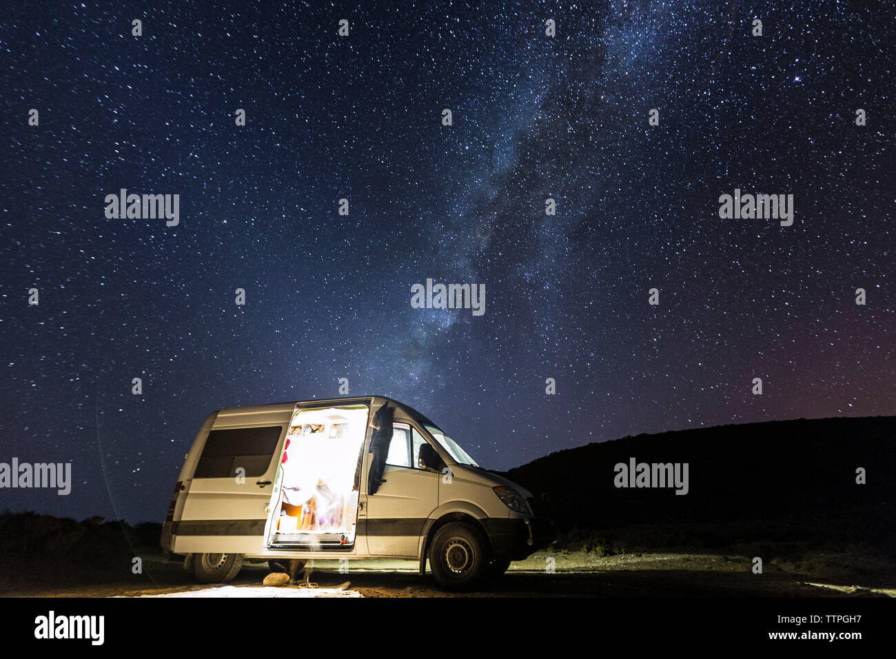 Car and night sky hi-res stock photography and images - Alamy