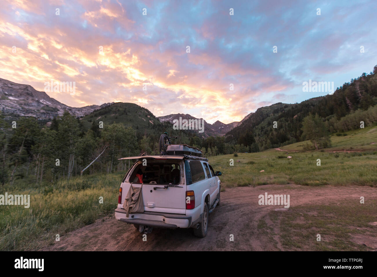 Landscape road scenic vehicle hi-res stock photography and images - Alamy
