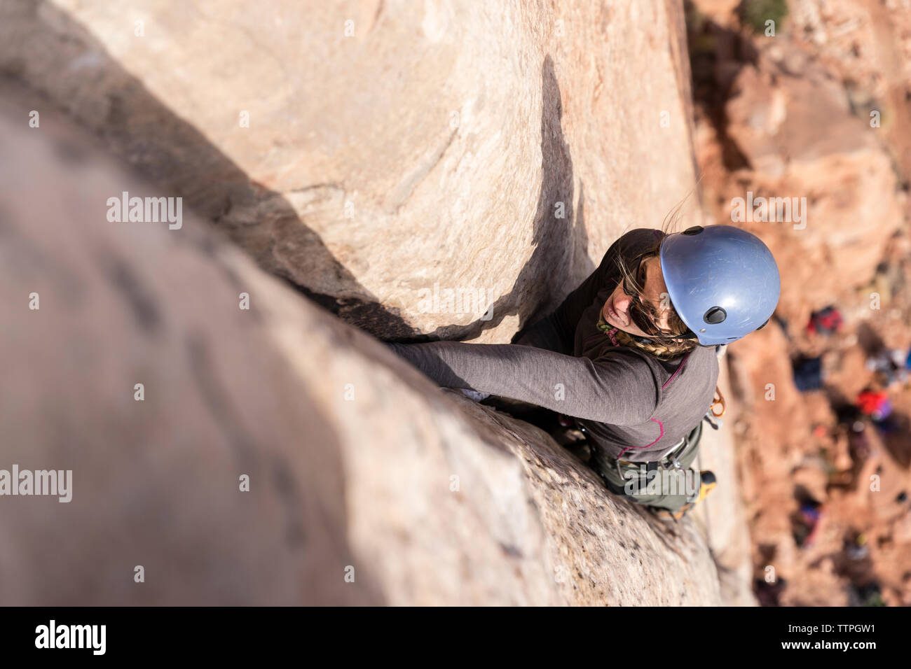 Man climbing mountain sunglasses hi-res stock photography and images ...
