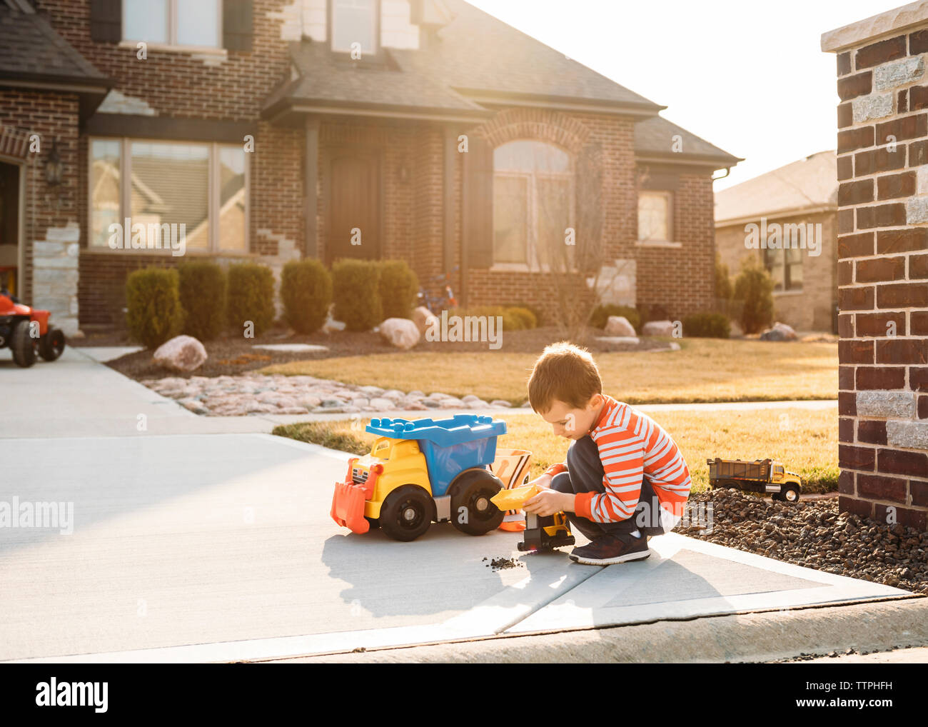 Driveway building side view hi-res stock photography and images - Alamy