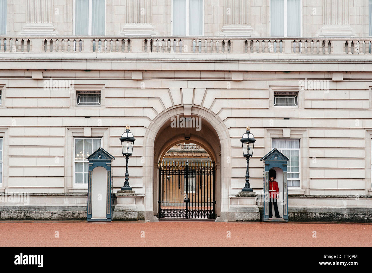 Buckingham palace exterior guard hi-res stock photography and images - Alamy