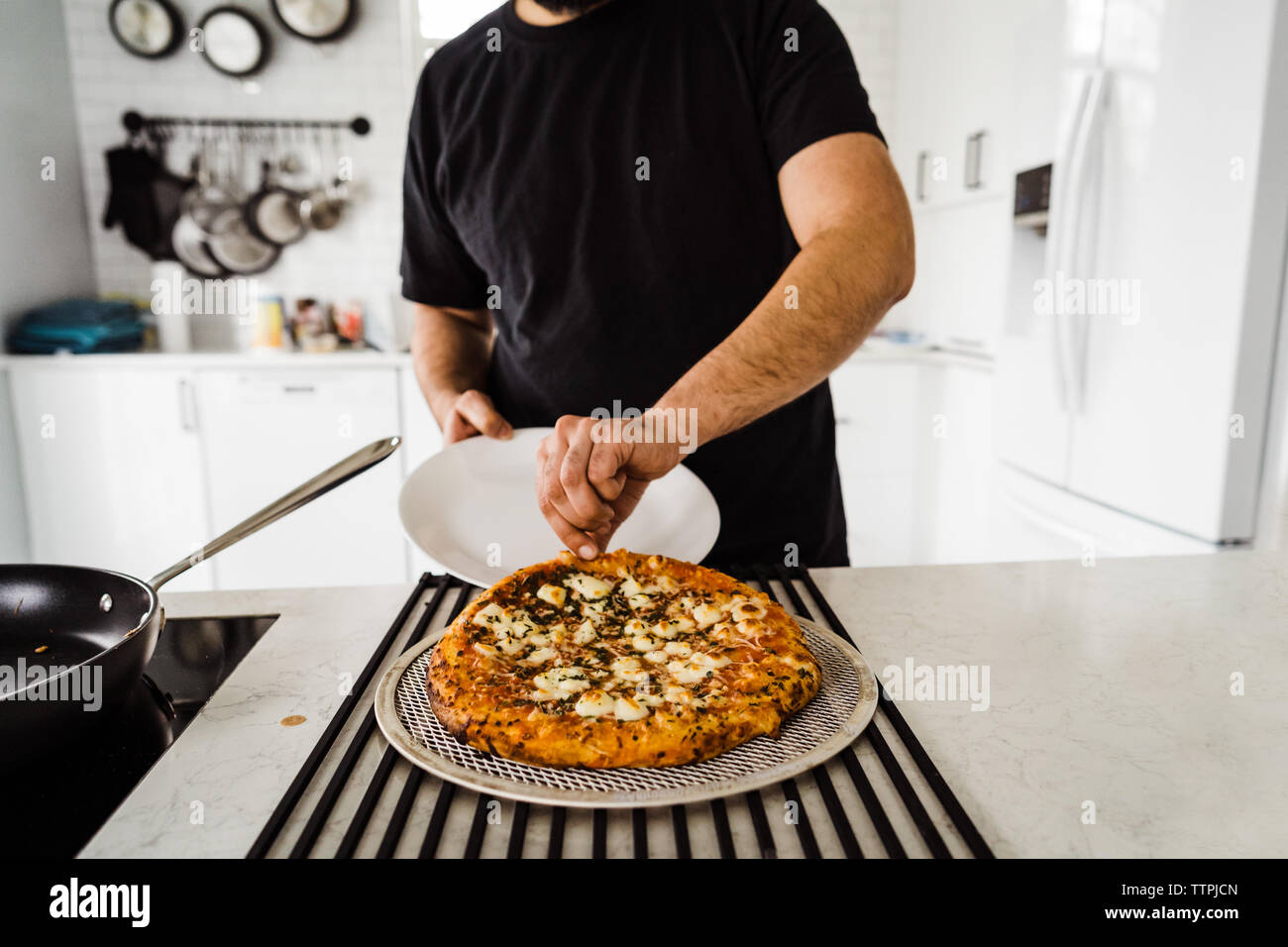 Fresh cooked pizza hi-res stock photography and images - Alamy