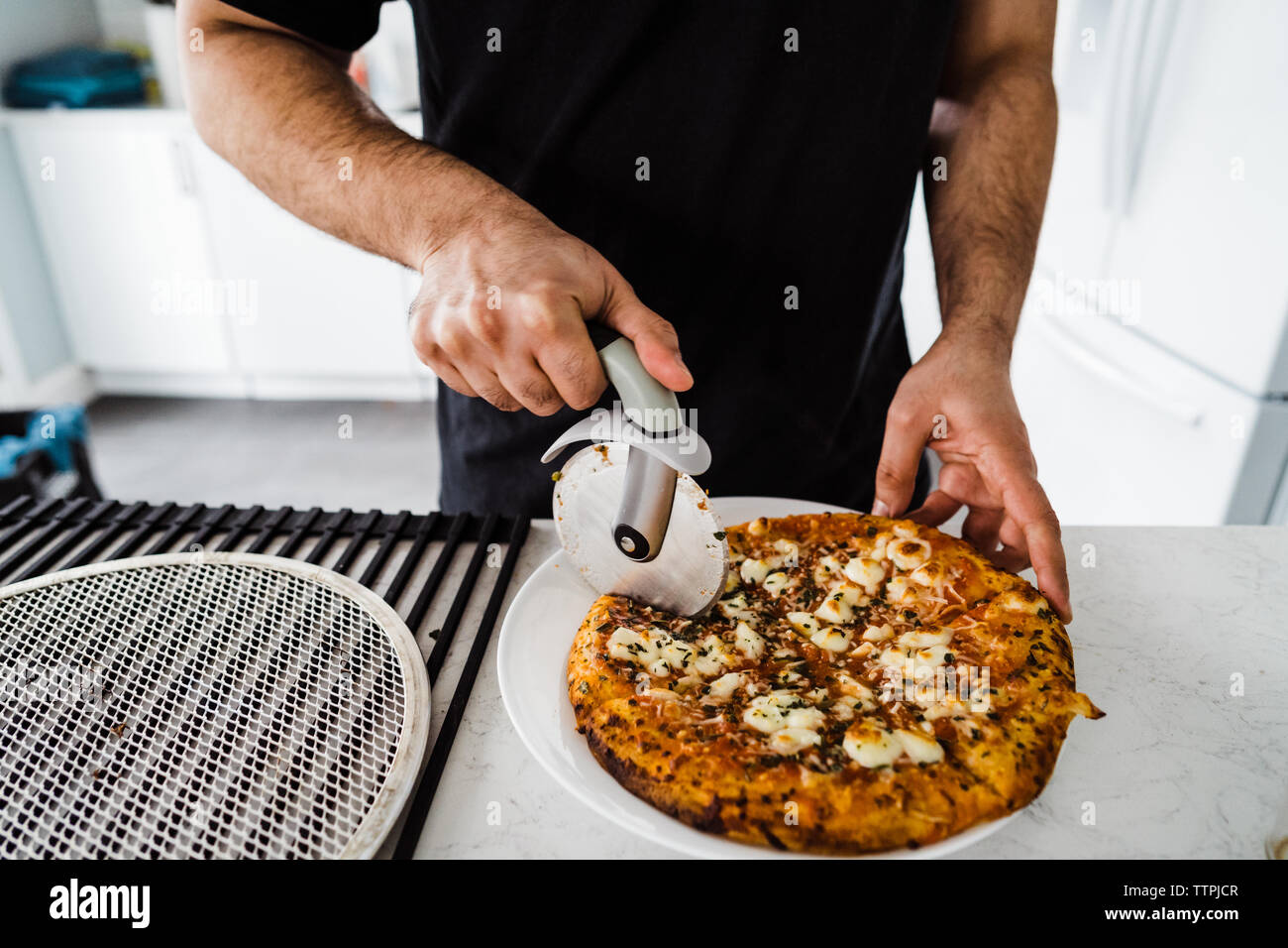 Slicing pizza hi-res stock photography and images - Alamy