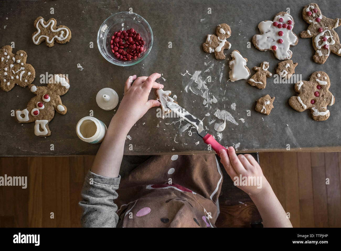 Gingerbread man holding hands hi-res stock photography and images - Alamy