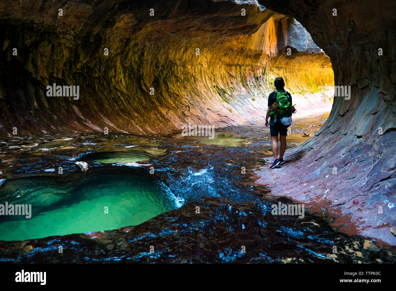 Wet cave rocks hi-res stock photography and images - Alamy