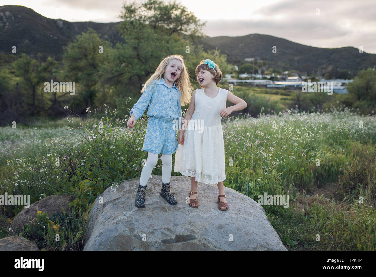 Singing sisters hi-res stock photography and images - Alamy