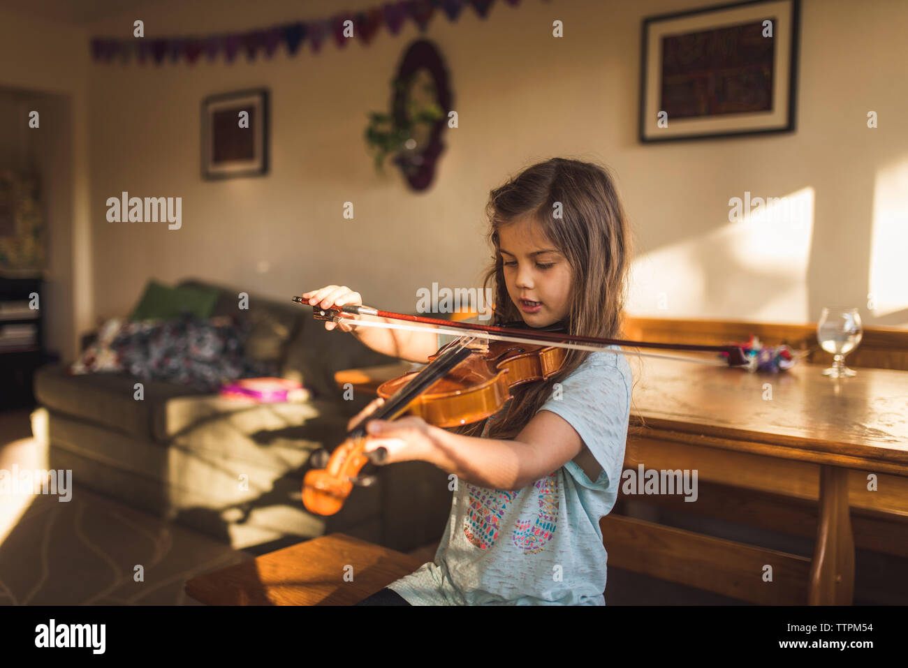 Sitting with violin hi-res stock photography and images - Alamy