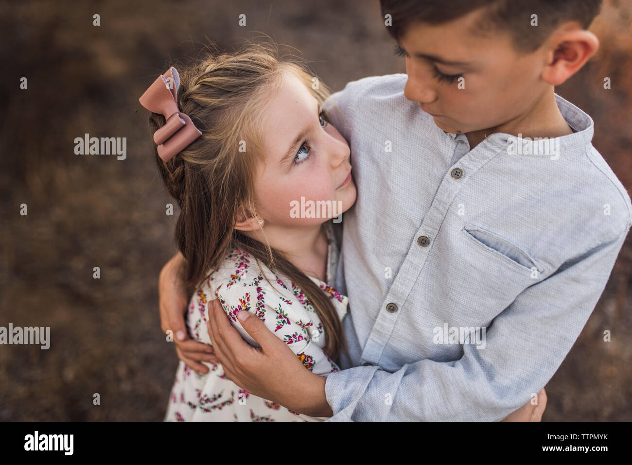 Boy girl embrace hi-res stock photography and images - Alamy