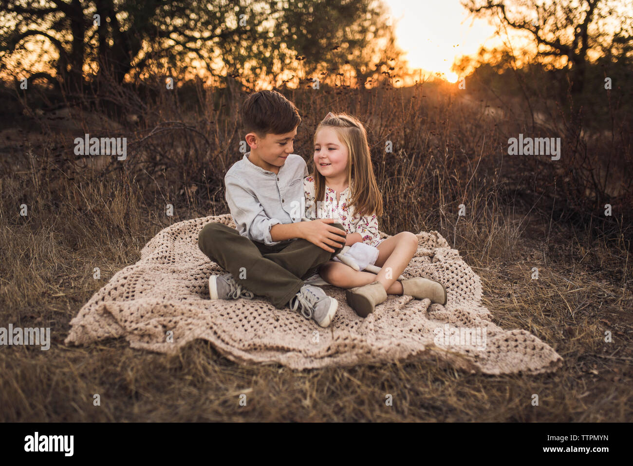 Boy girl embrace hi-res stock photography and images - Alamy
