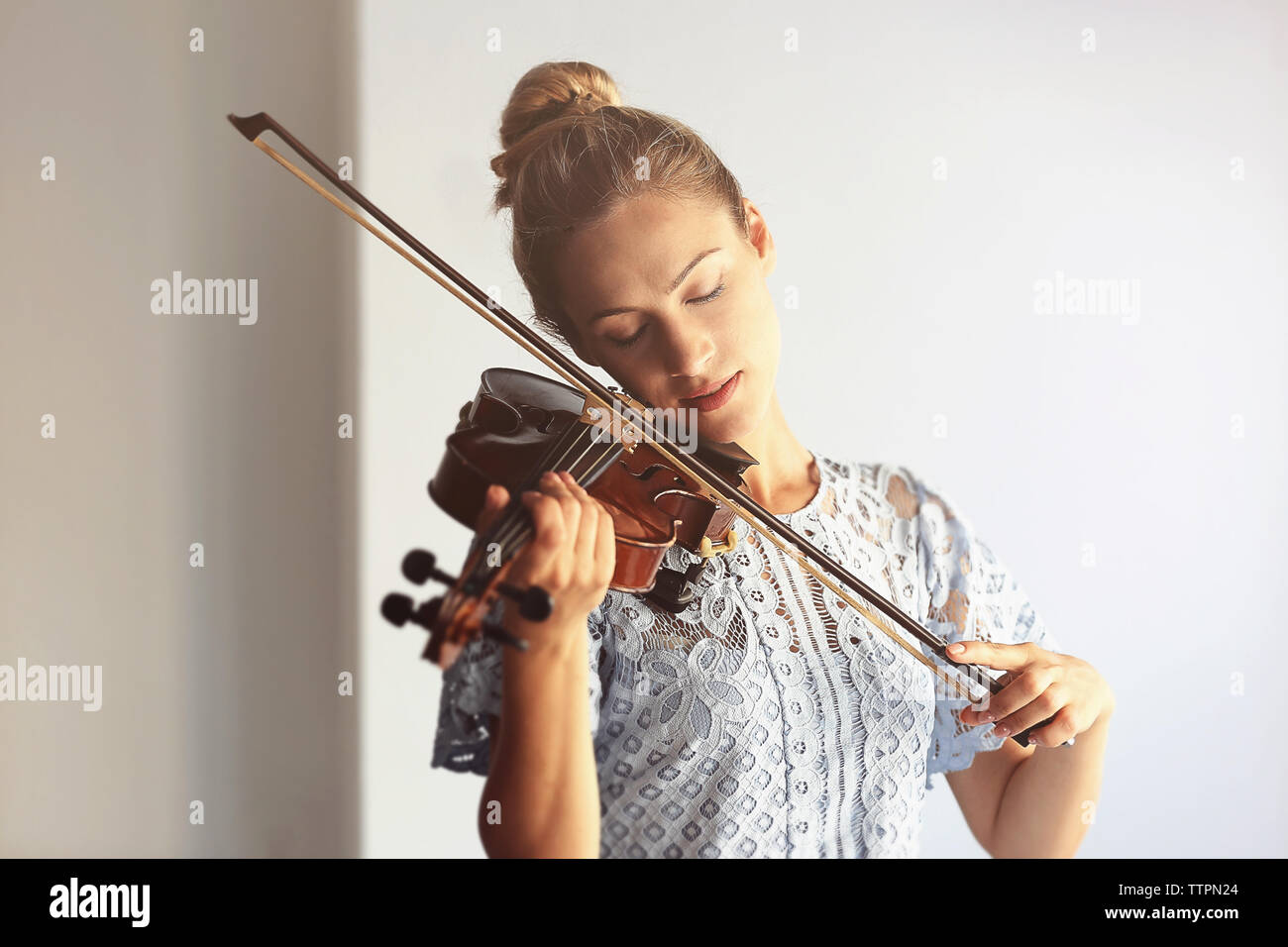 Beautiful woman playing violin hi-res stock photography and images - Alamy