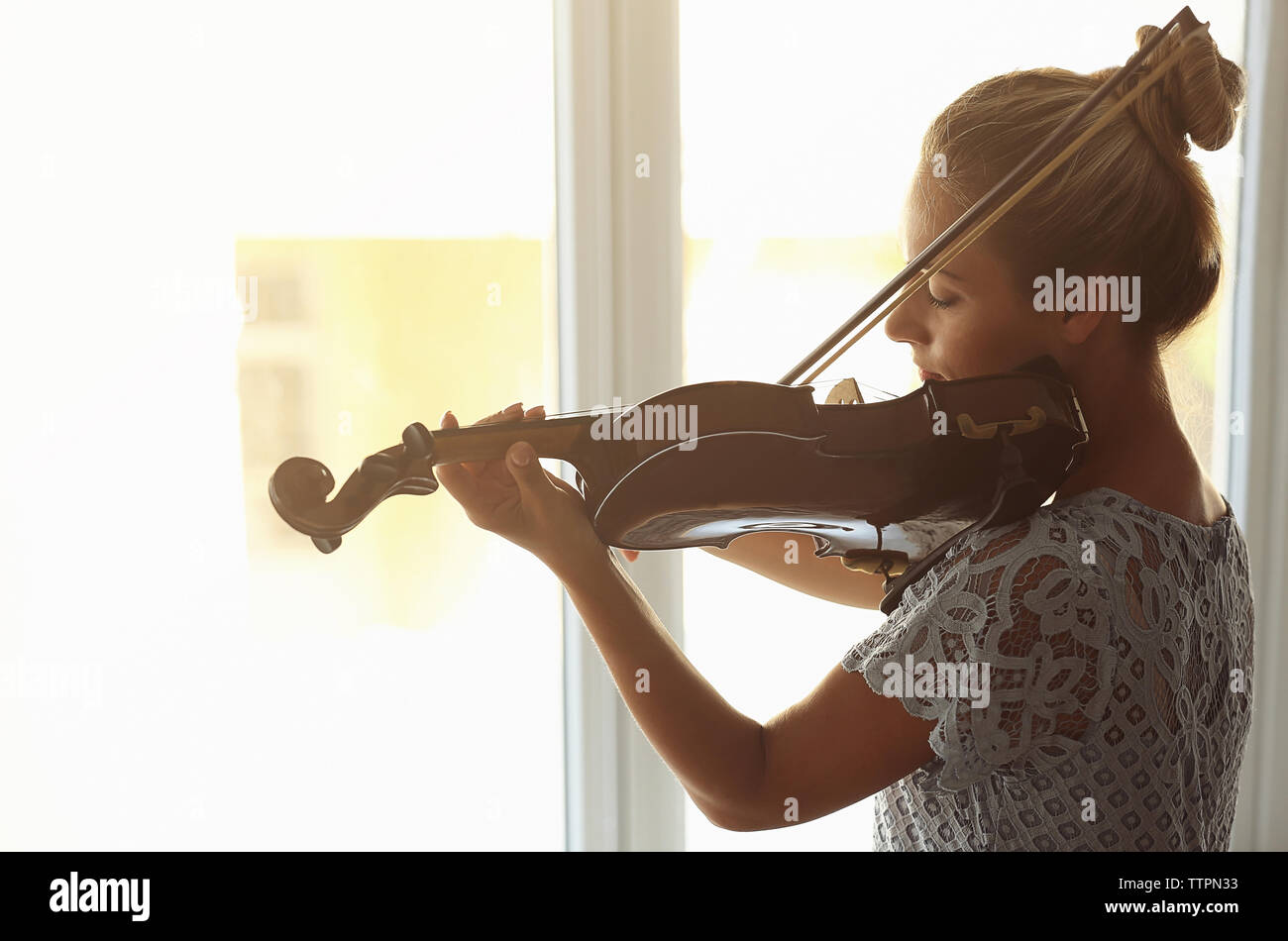 Beautiful woman playing violin Stock Photo - Alamy
