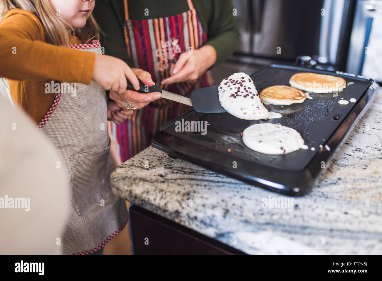 Flipping pancakes hi-res stock photography and images - Alamy