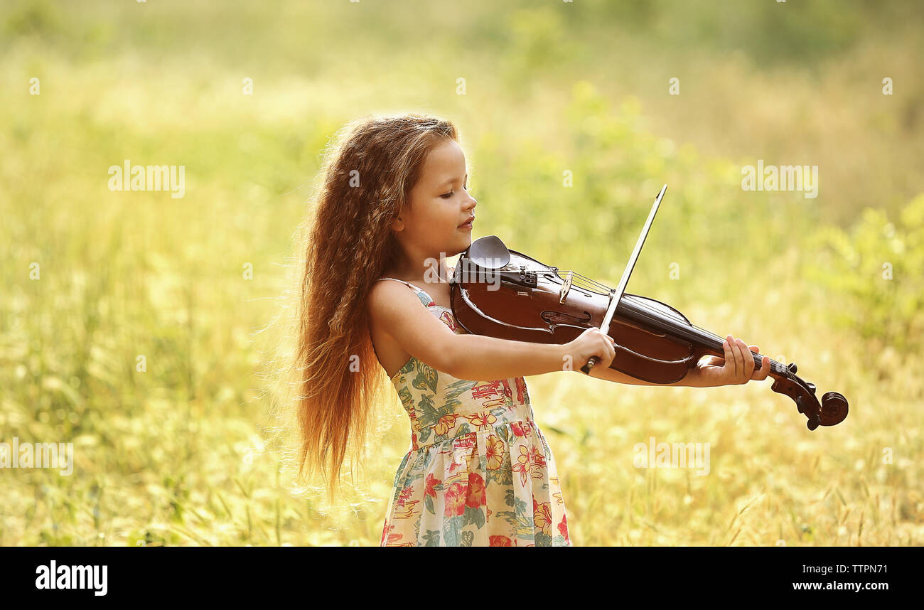 Beautiful girl playing violin Stock Photo - Alamy