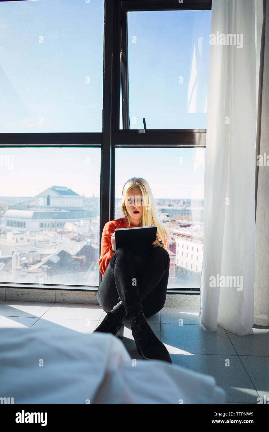 Sitting on windows hi-res stock photography and images - Alamy