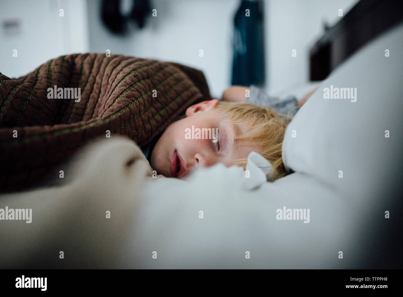 Sleeping boys hi-res stock photography and images - Alamy