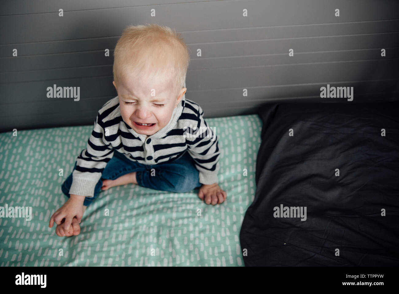 Boy crying hi-res stock photography and images - Alamy