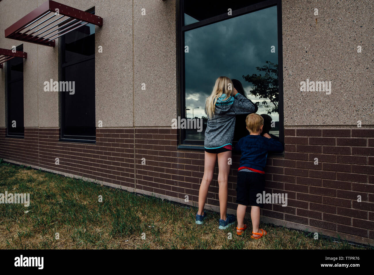 Child peeking window hi-res stock photography and images - Alamy
