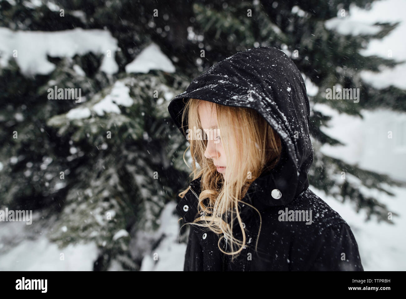 Girl side view hi-res stock photography and images - Alamy