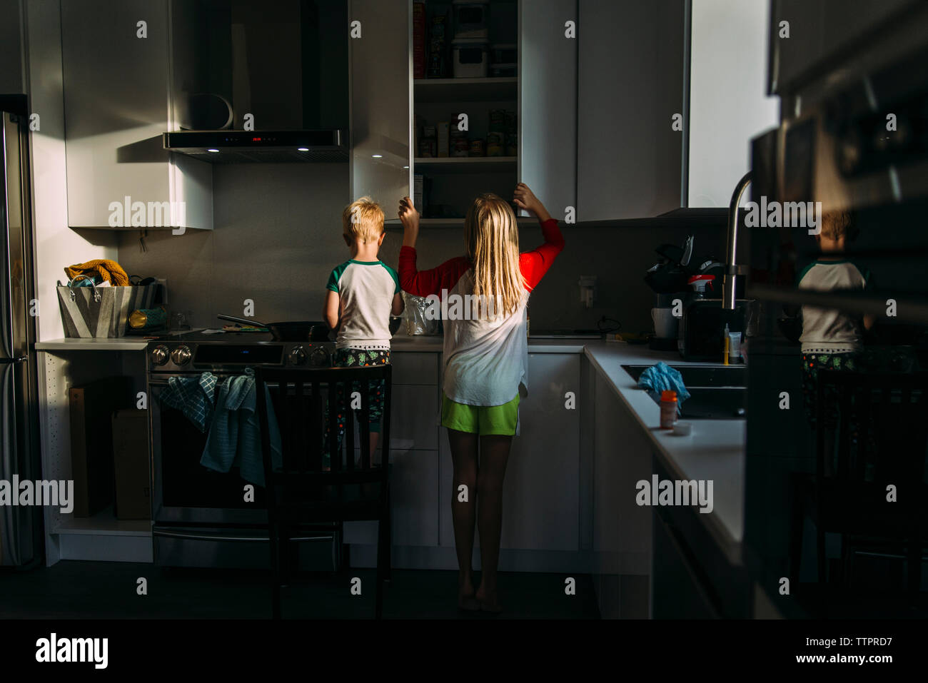 Brother sister in kitchen hi-res stock photography and images - Alamy