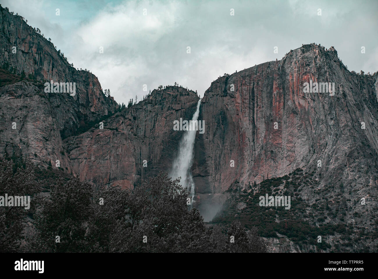 Water falling from the sky hi-res stock photography and images - Alamy