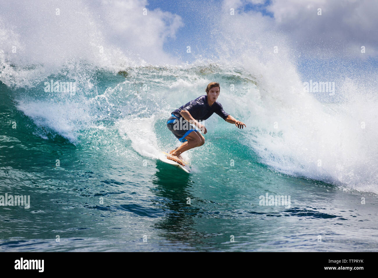 Surfing waves hi-res stock photography and images - Alamy