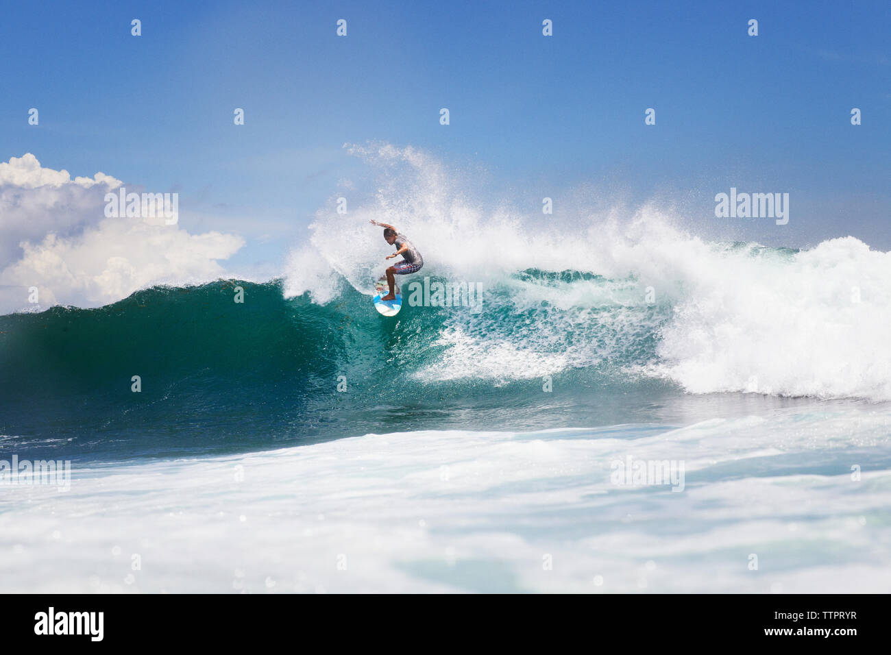 Surfing waves hi-res stock photography and images - Alamy