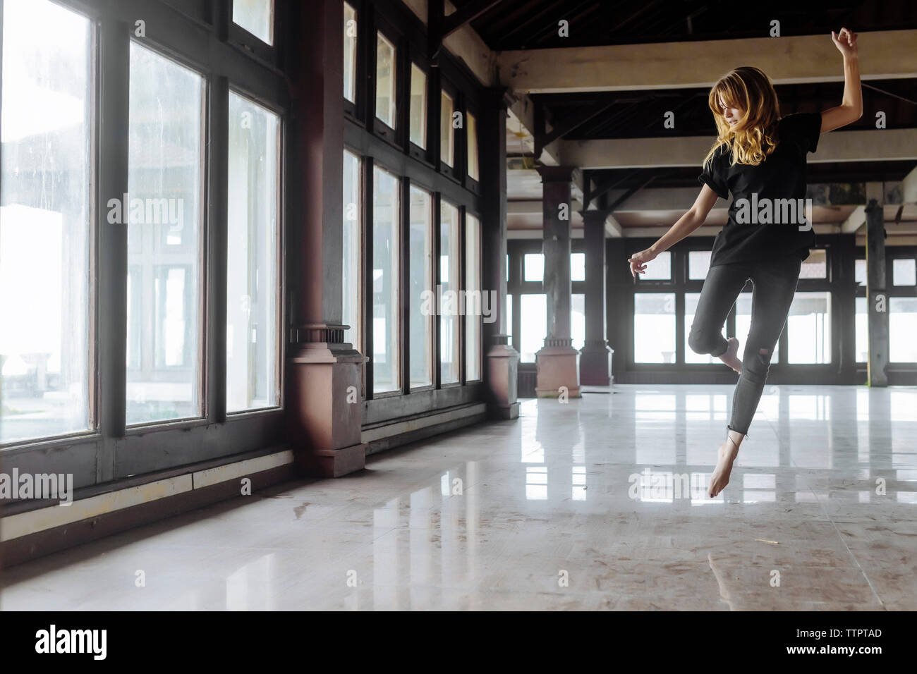 Full windows hi-res stock photography and images - Alamy