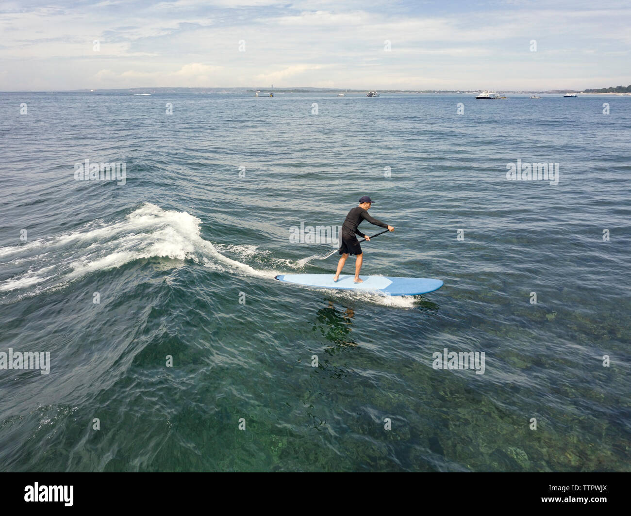 Man paddle board surfing on wave hi-res stock photography and images ...