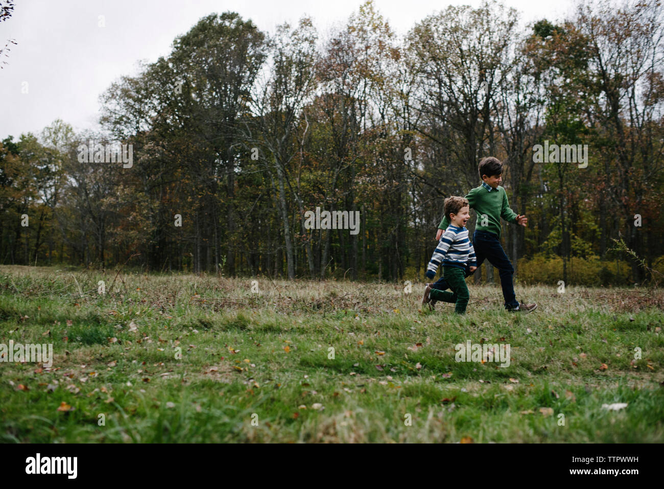 Family running together hi-res stock photography and images - Alamy