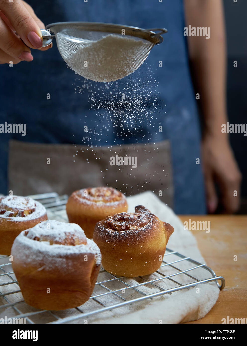 Sieving hi-res stock photography and images - Alamy