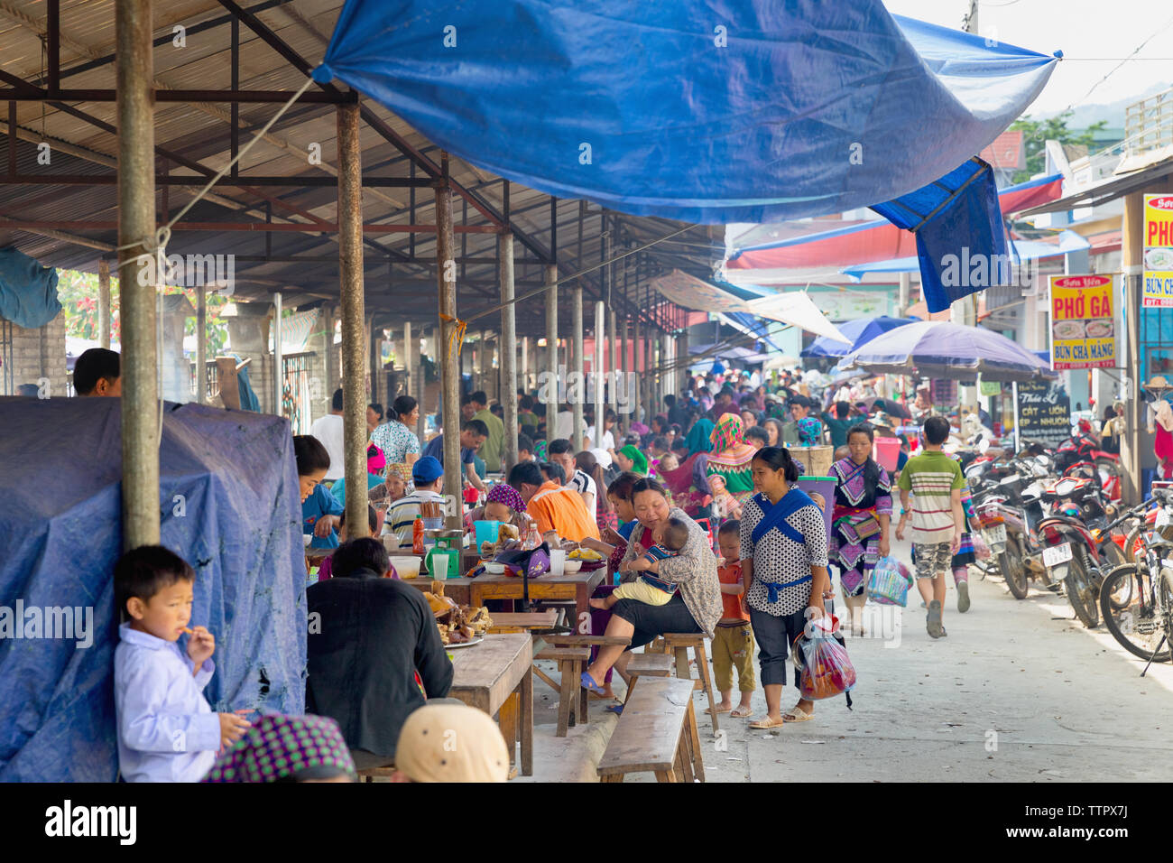 Crowded Restaurant Busy Eating High Resolution Stock Photography and ...