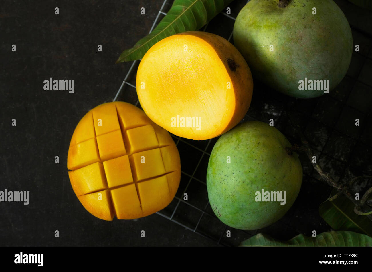 Table of mangoes hi-res stock photography and images - Alamy