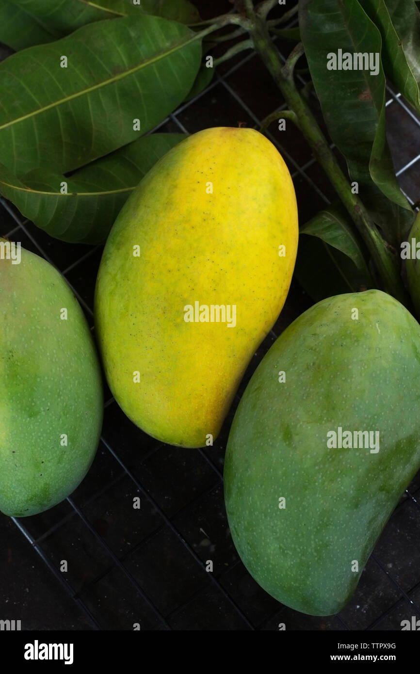 Table of mangoes hi-res stock photography and images - Alamy