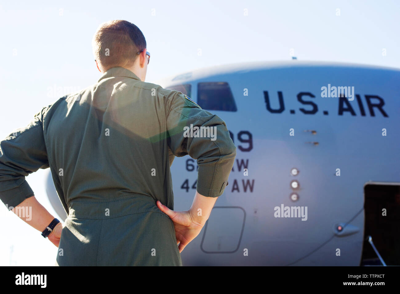 Airplane on runway hi-res stock photography and images - Alamy