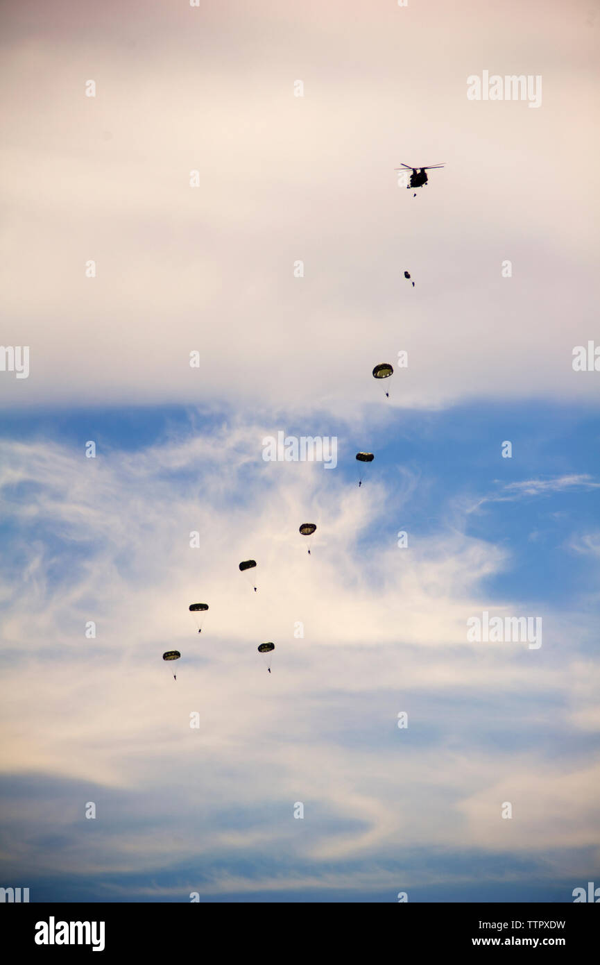 Paratroopers hi-res stock photography and images - Alamy
