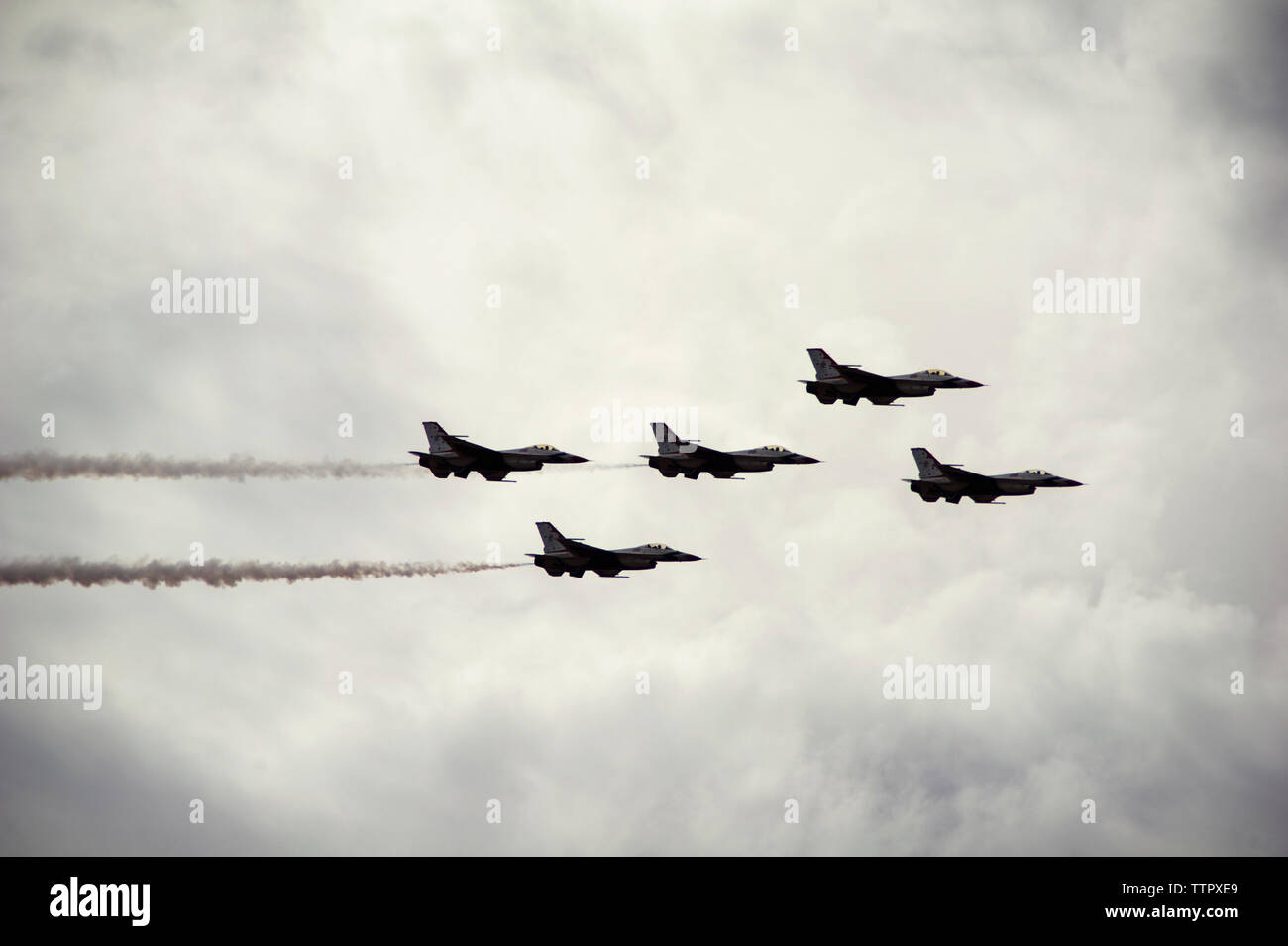 Planes in the sky hi-res stock photography and images - Alamy