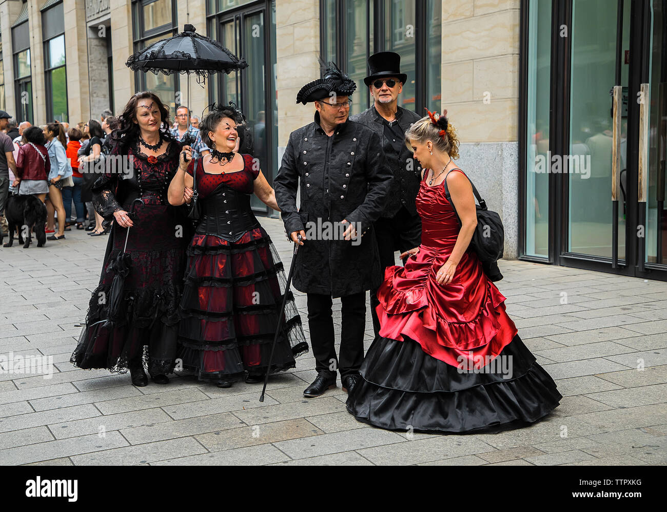 Street hoops ball hi-res stock photography and images - Alamy