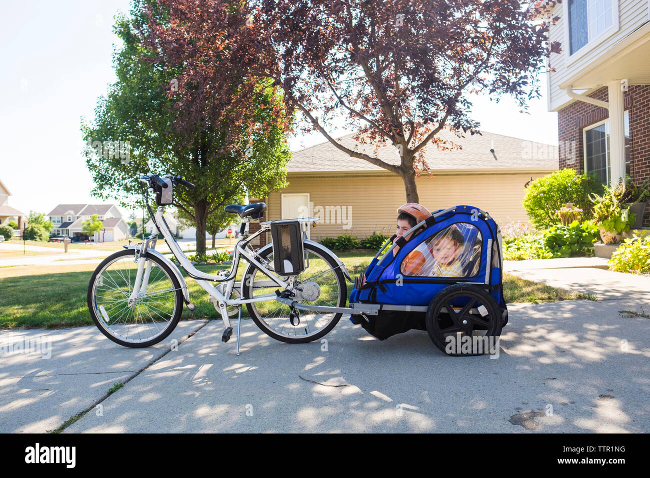 Bike trailer hi-res stock photography and images - Alamy