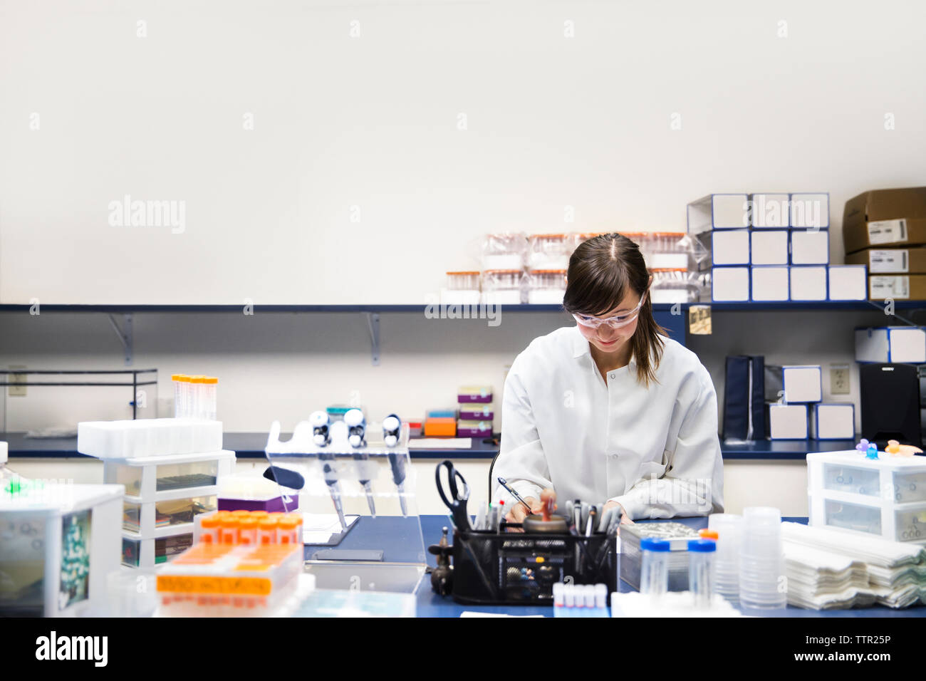 Asian female scientist laboratory hi-res stock photography and images ...