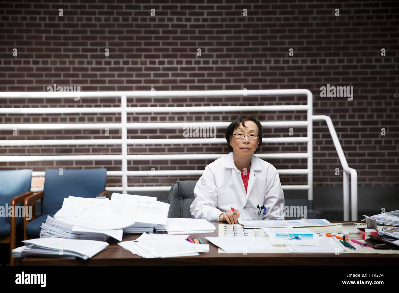 Asian female lab technician hi-res stock photography and images - Alamy