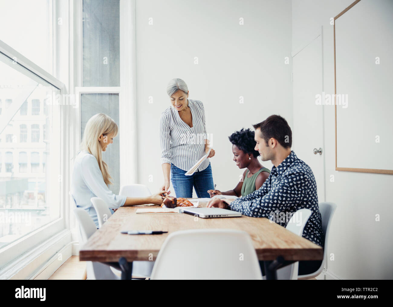 Team discussion hi-res stock photography and images - Alamy