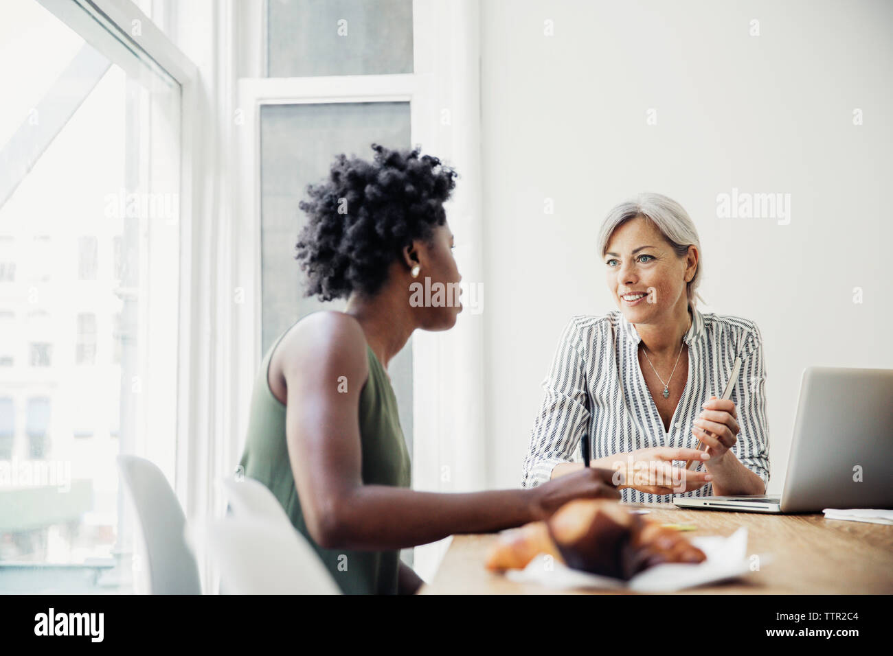Multi ethnic face hi-res stock photography and images - Alamy