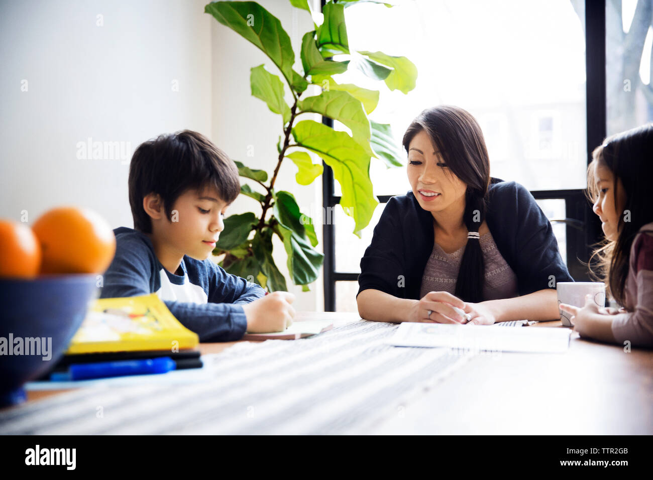 Teaching children hi-res stock photography and images - Alamy