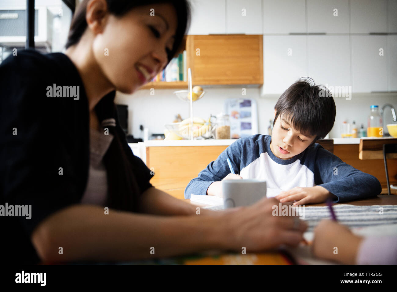 Teaching children hi-res stock photography and images - Alamy