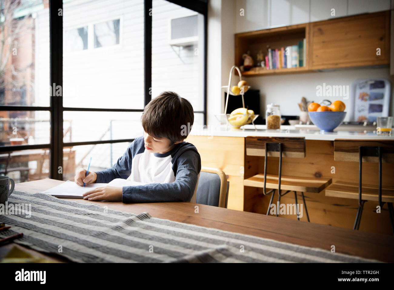 Writing at table hi-res stock photography and images - Alamy