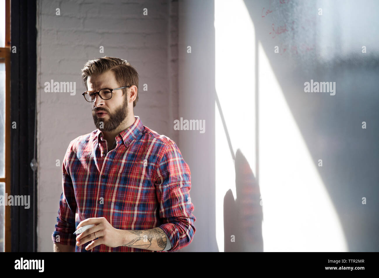 Old man standing explaining hi-res stock photography and images - Alamy