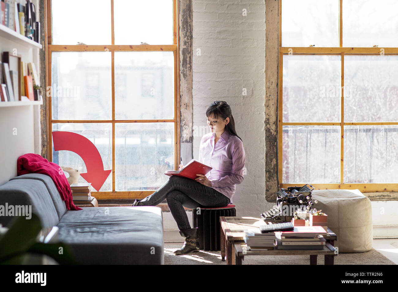 Indian businesswoman sitting office hi-res stock photography and images ...