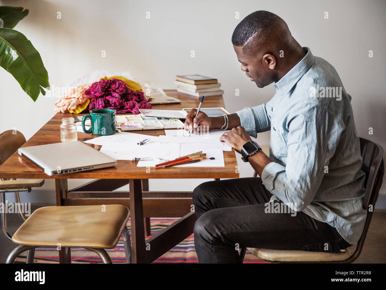 African american drawing artist hi-res stock photography and images - Alamy